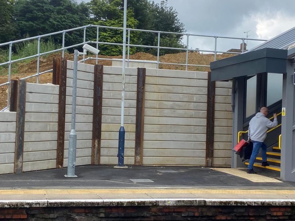 Network Rail: Liphook station unveils new footbridge | Rail News